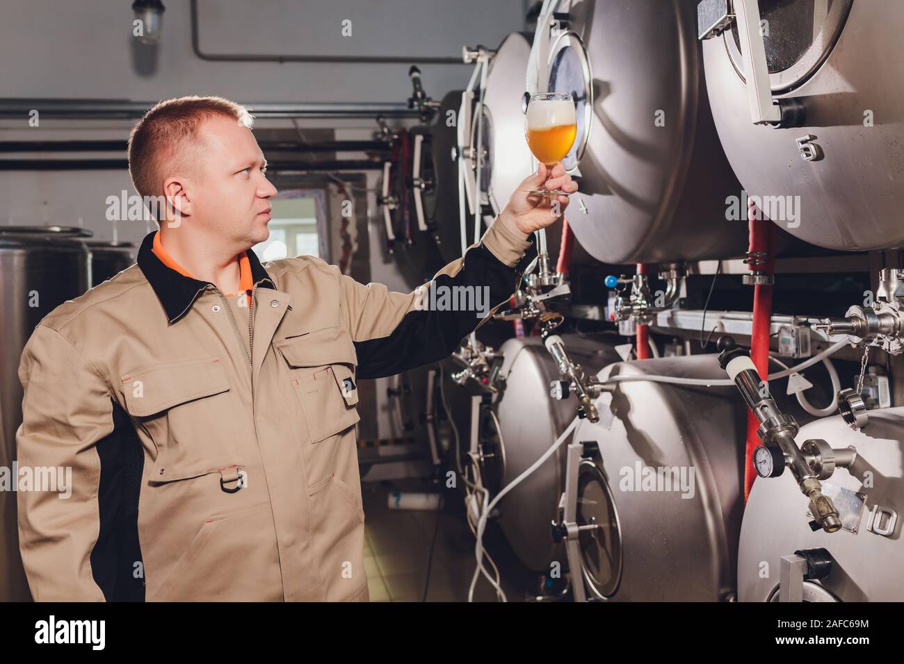 Controlling man restaurant hi-res stock photography and images - Alamy