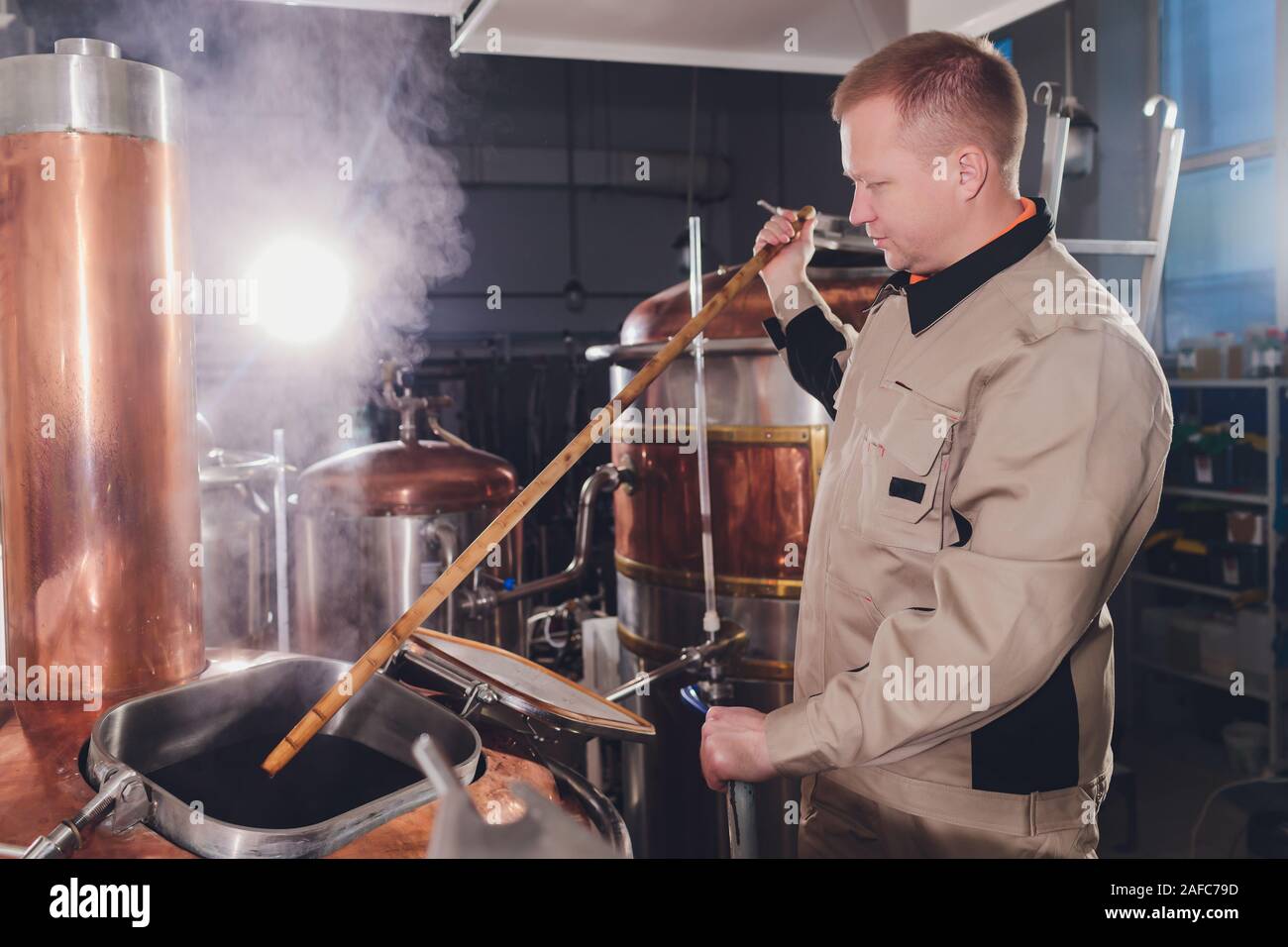 Human hand pouring drink out hi-res stock photography and images - Alamy