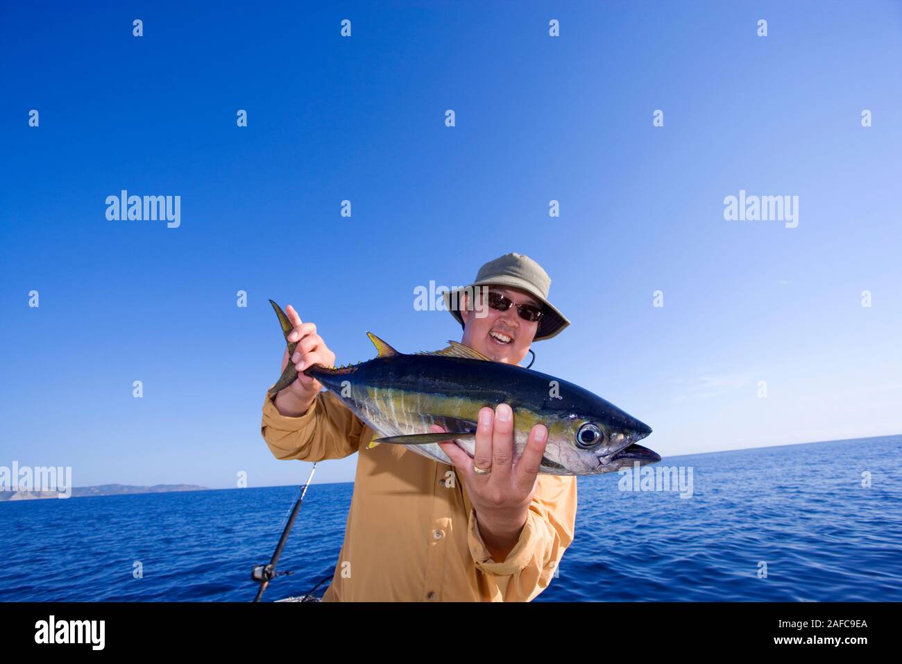 Man holding caught yellowfin tuna hi-res stock photography and images ...