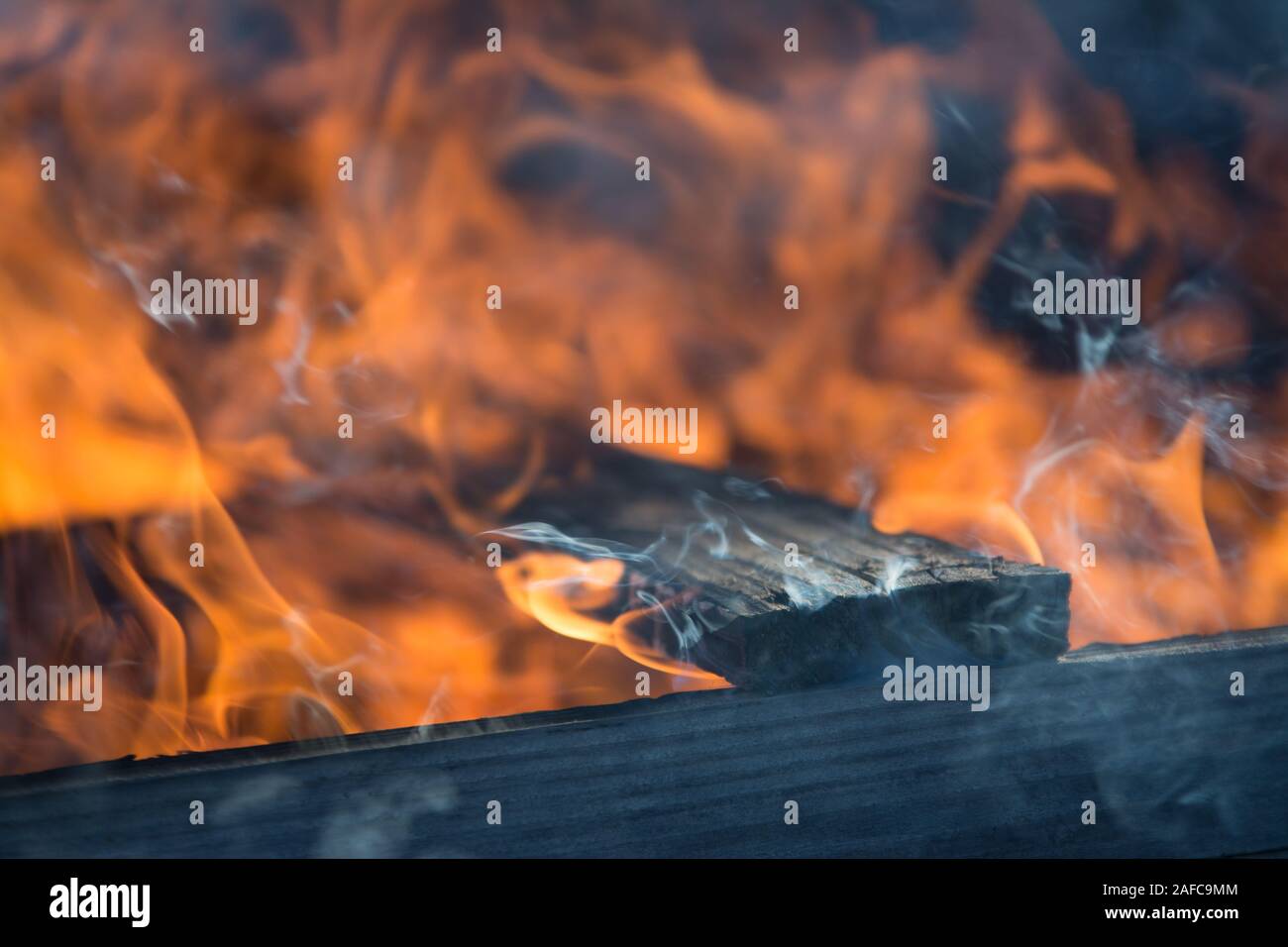 Wood pallet on fire burning flame Stock Photo - Alamy