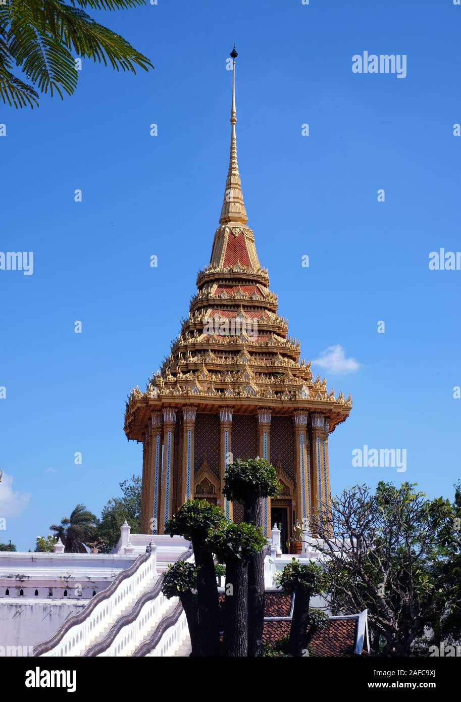 Golden church heads up hi-res stock photography and images - Alamy