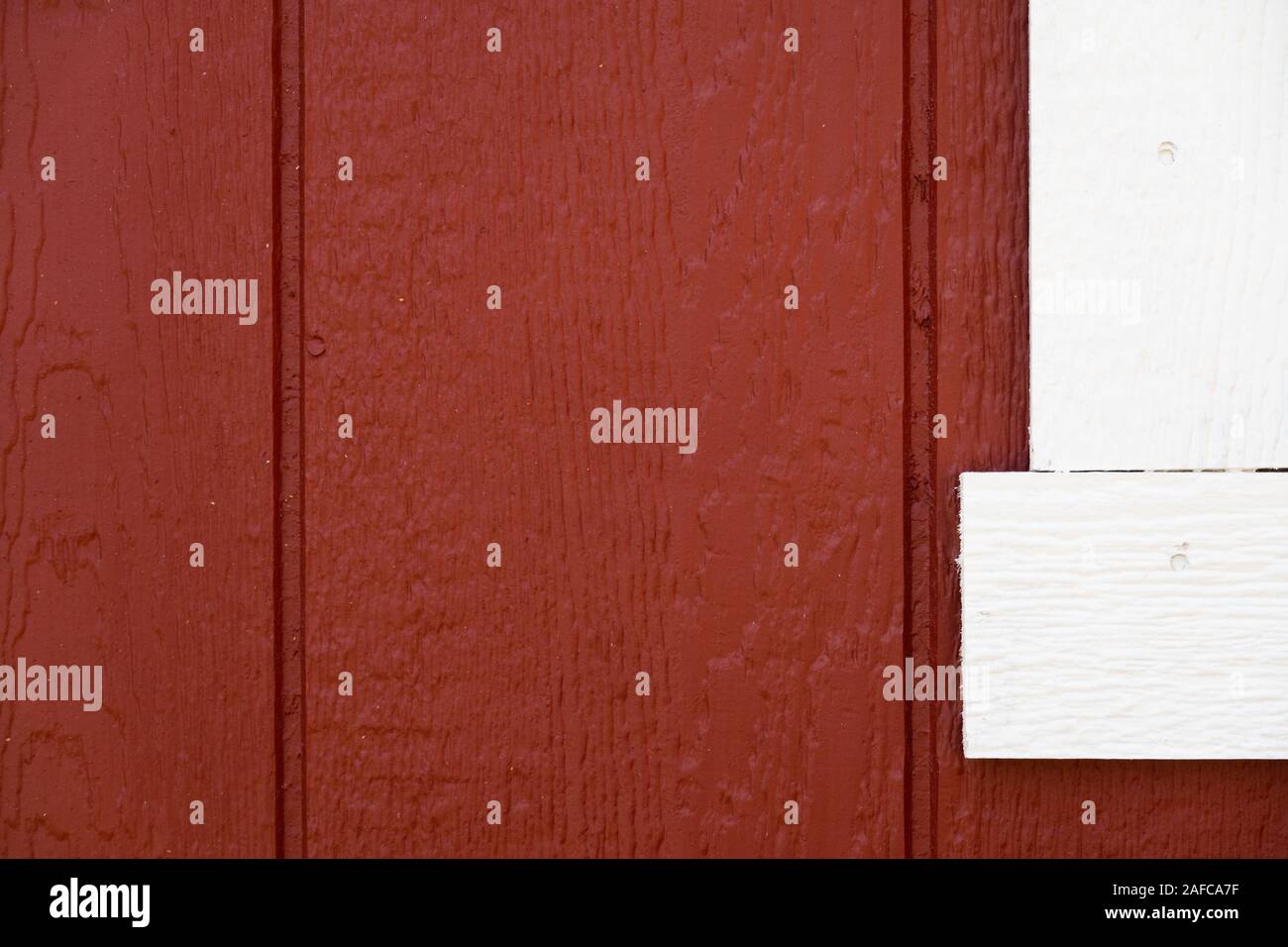 Red barn white trim hi-res stock photography and images - Alamy