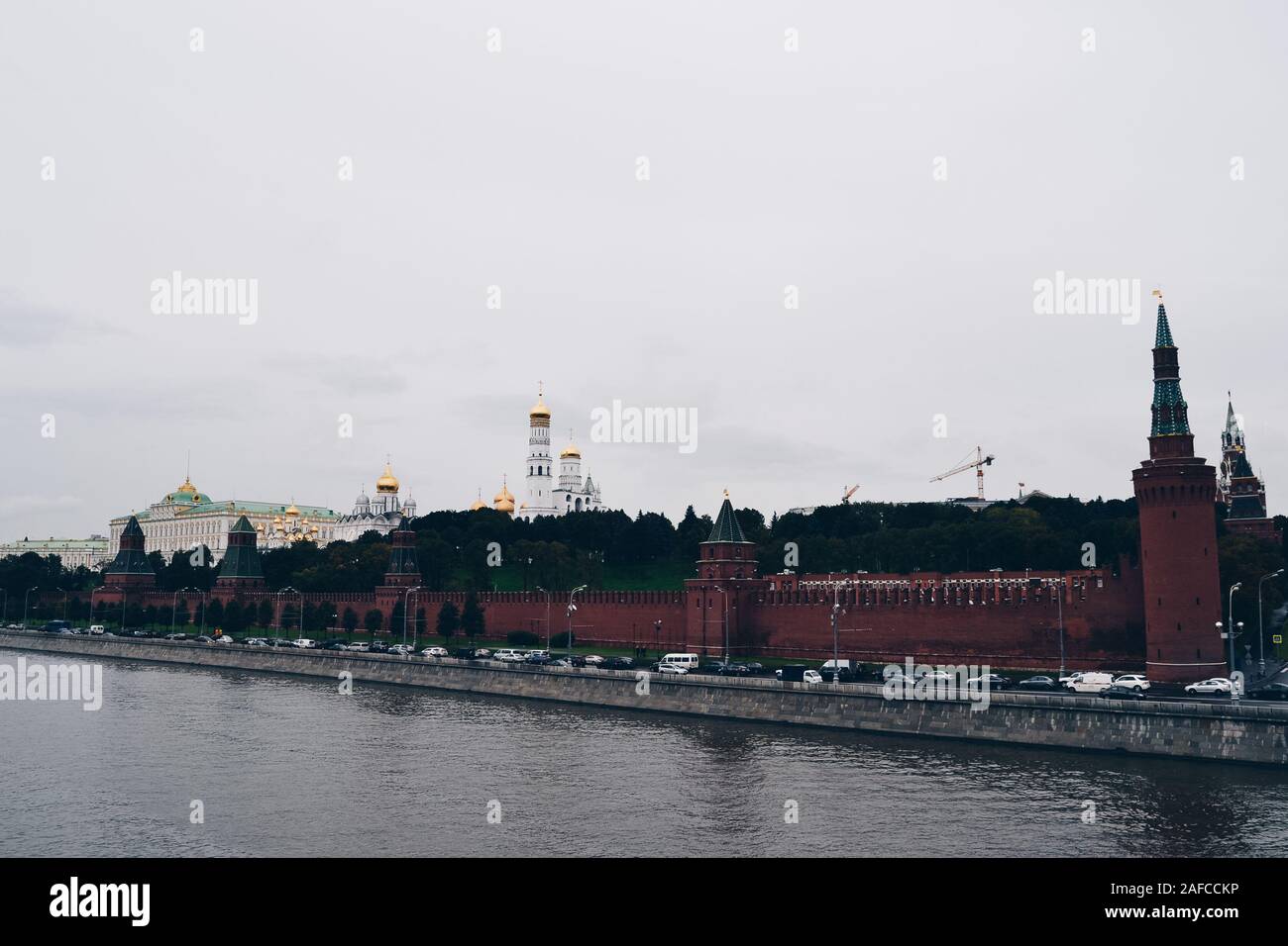 Moscow Kremlin red wall and green tower Stock Photo - Alamy