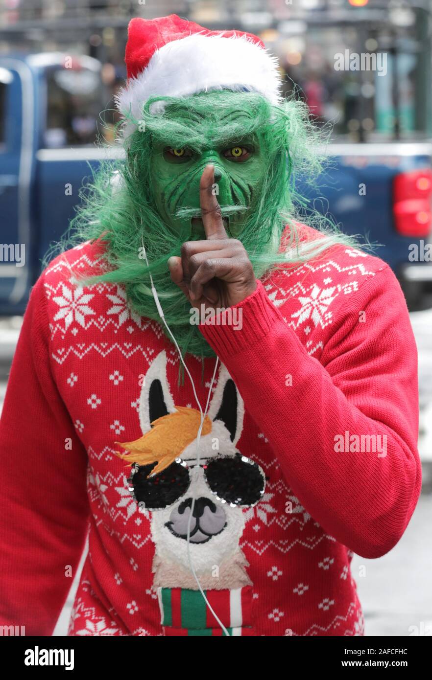 Santa grinch hi-res stock photography and images - Alamy