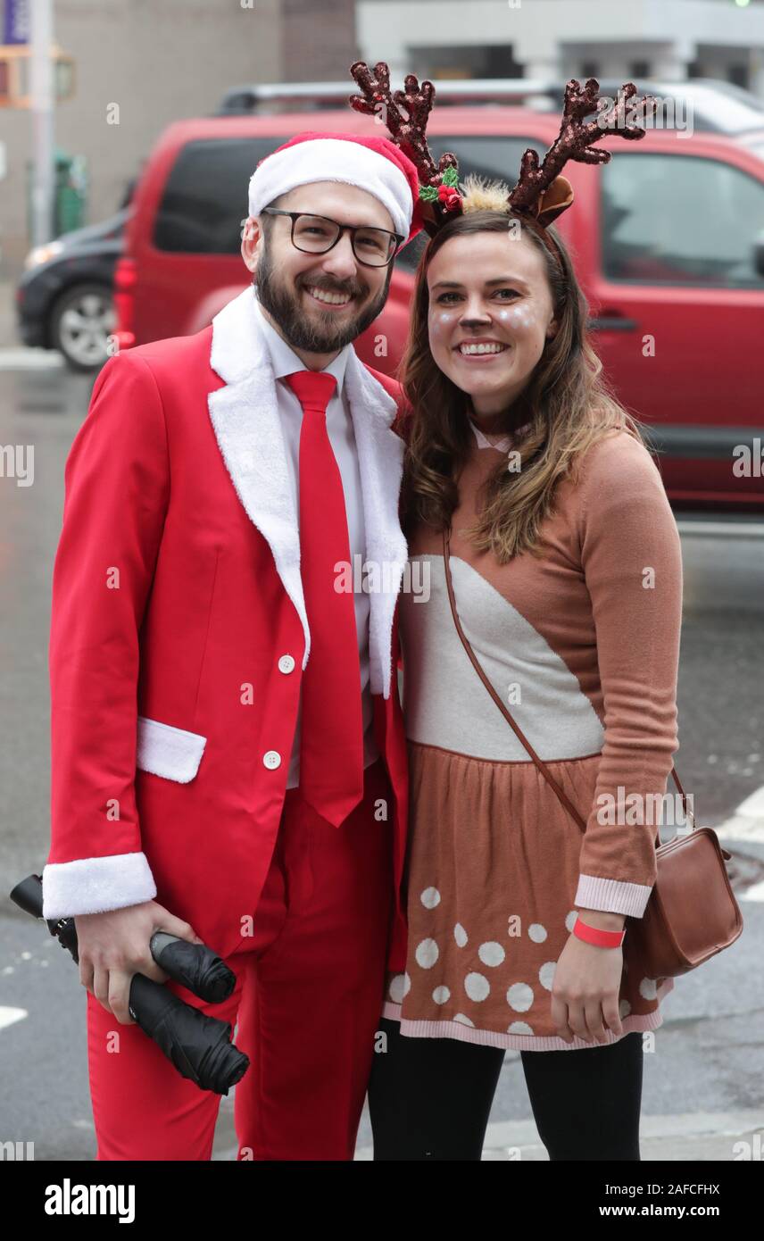 Santa grinch hi-res stock photography and images - Alamy