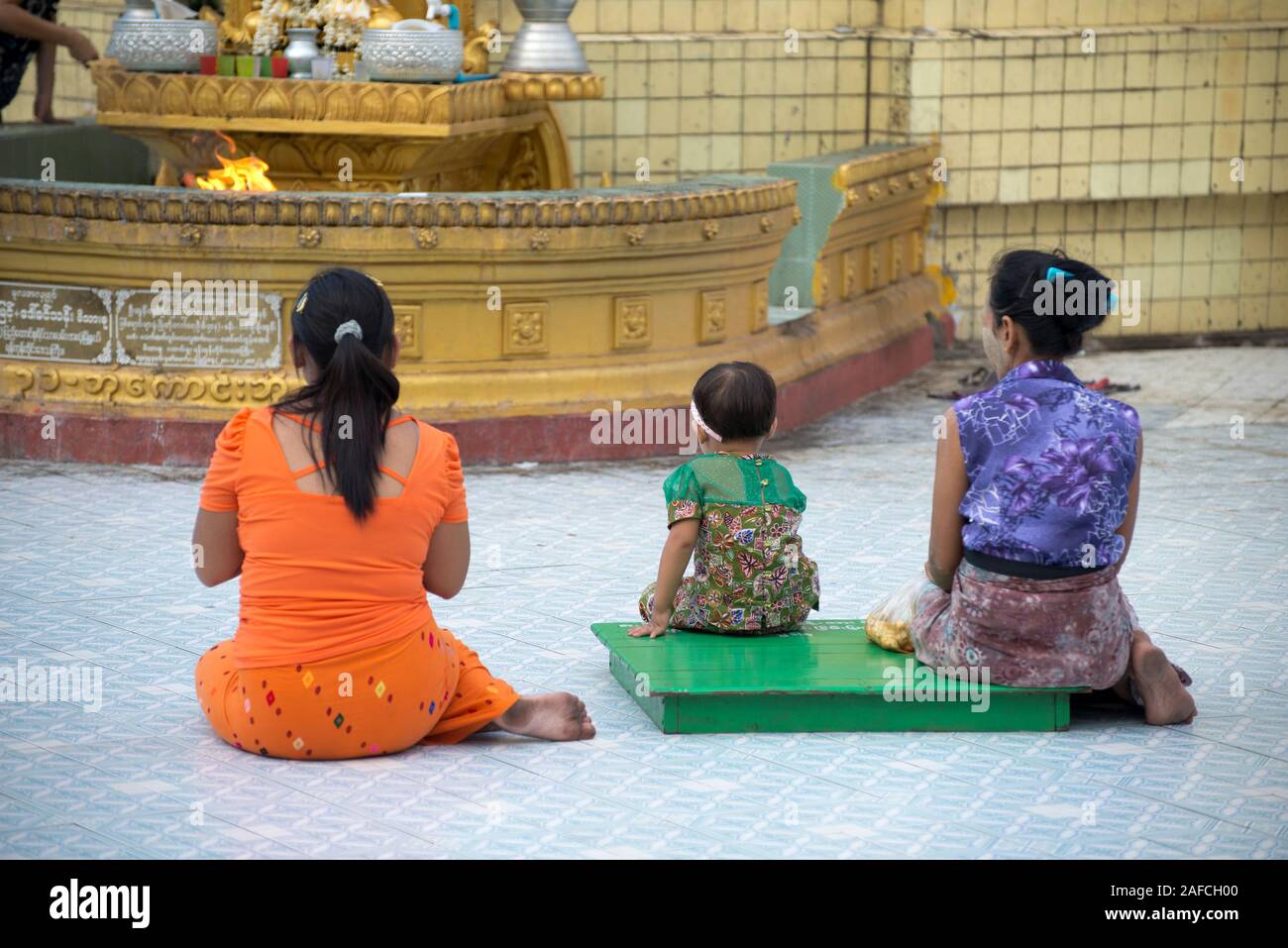 Altar burmese pagoda hi-res stock photography and images - Alamy