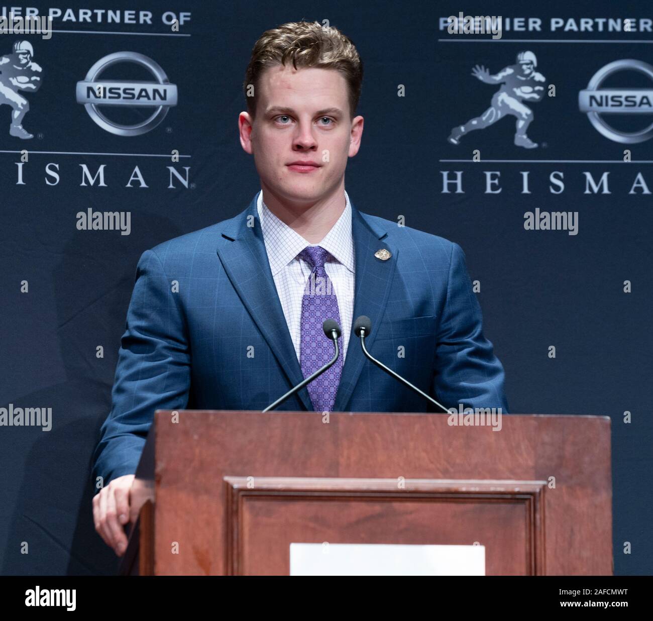 Joe burrow heisman trophy hi-res stock photography and images - Alamy
