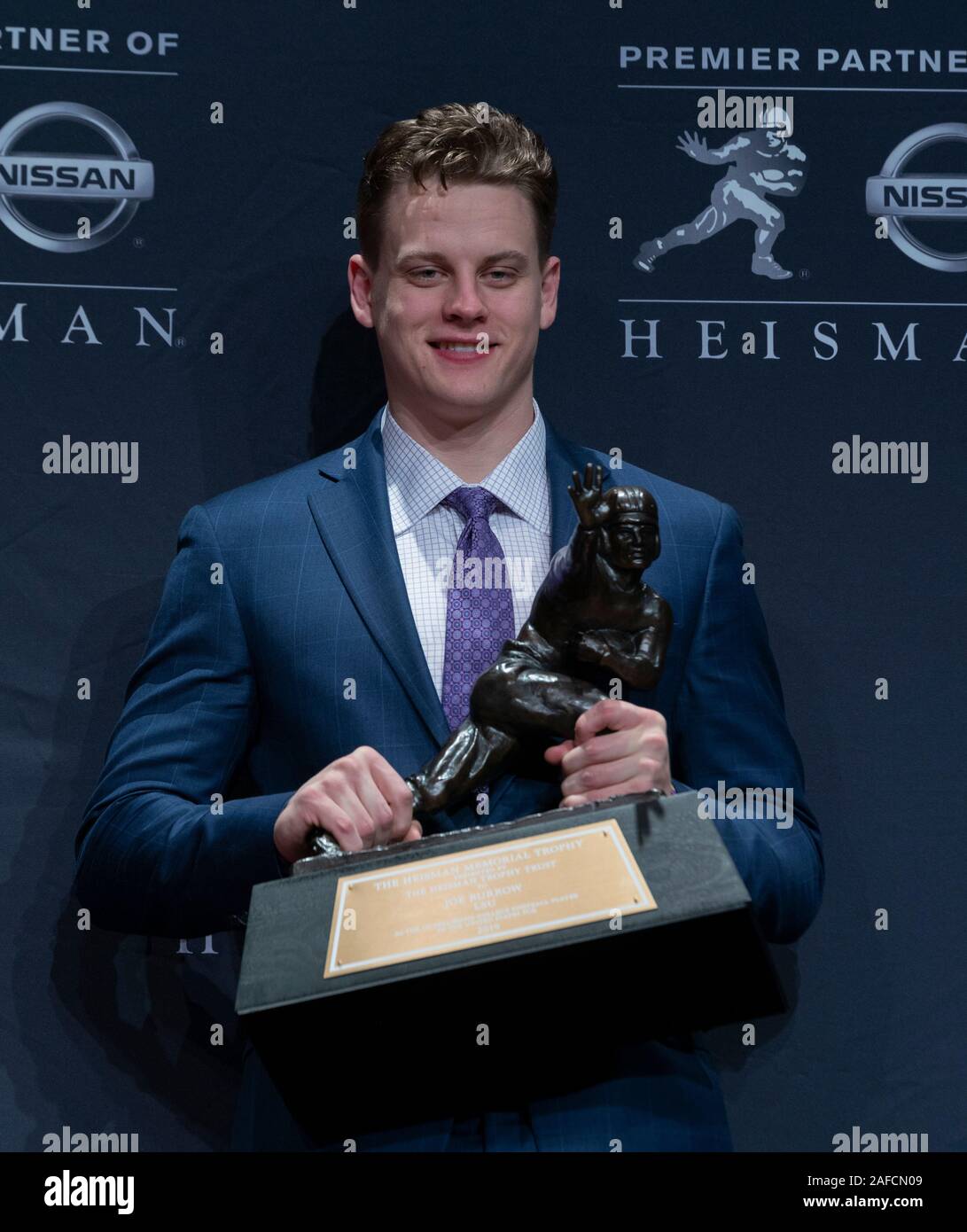 Joe burrow heisman trophy hi-res stock photography and images - Alamy