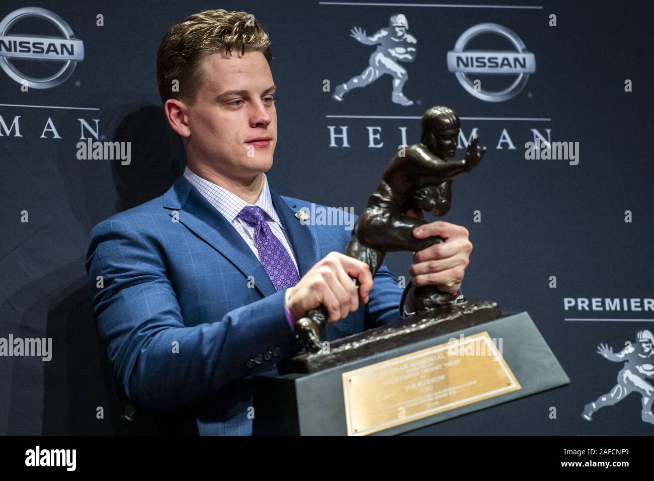 Joe burrow trophy hi-res stock photography and images - Alamy