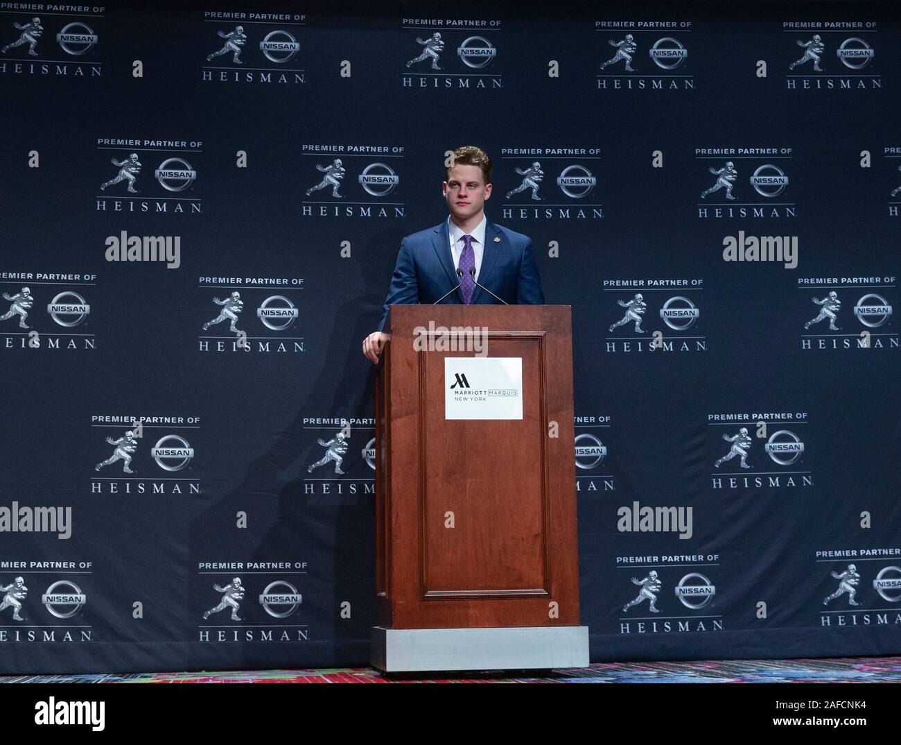 Joe burrow heisman trophy hi-res stock photography and images - Alamy