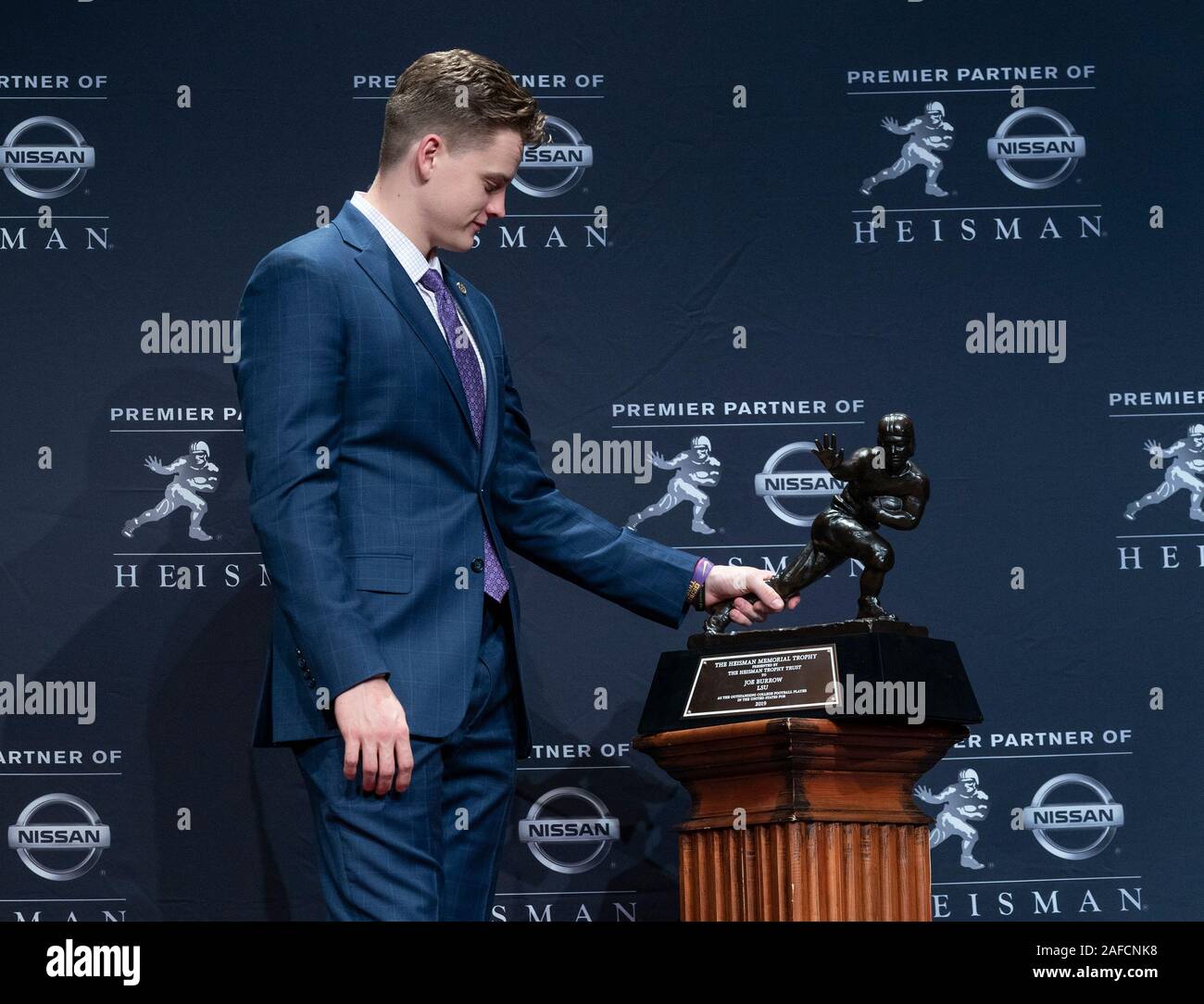 Joe burrow heisman trophy hi-res stock photography and images - Alamy