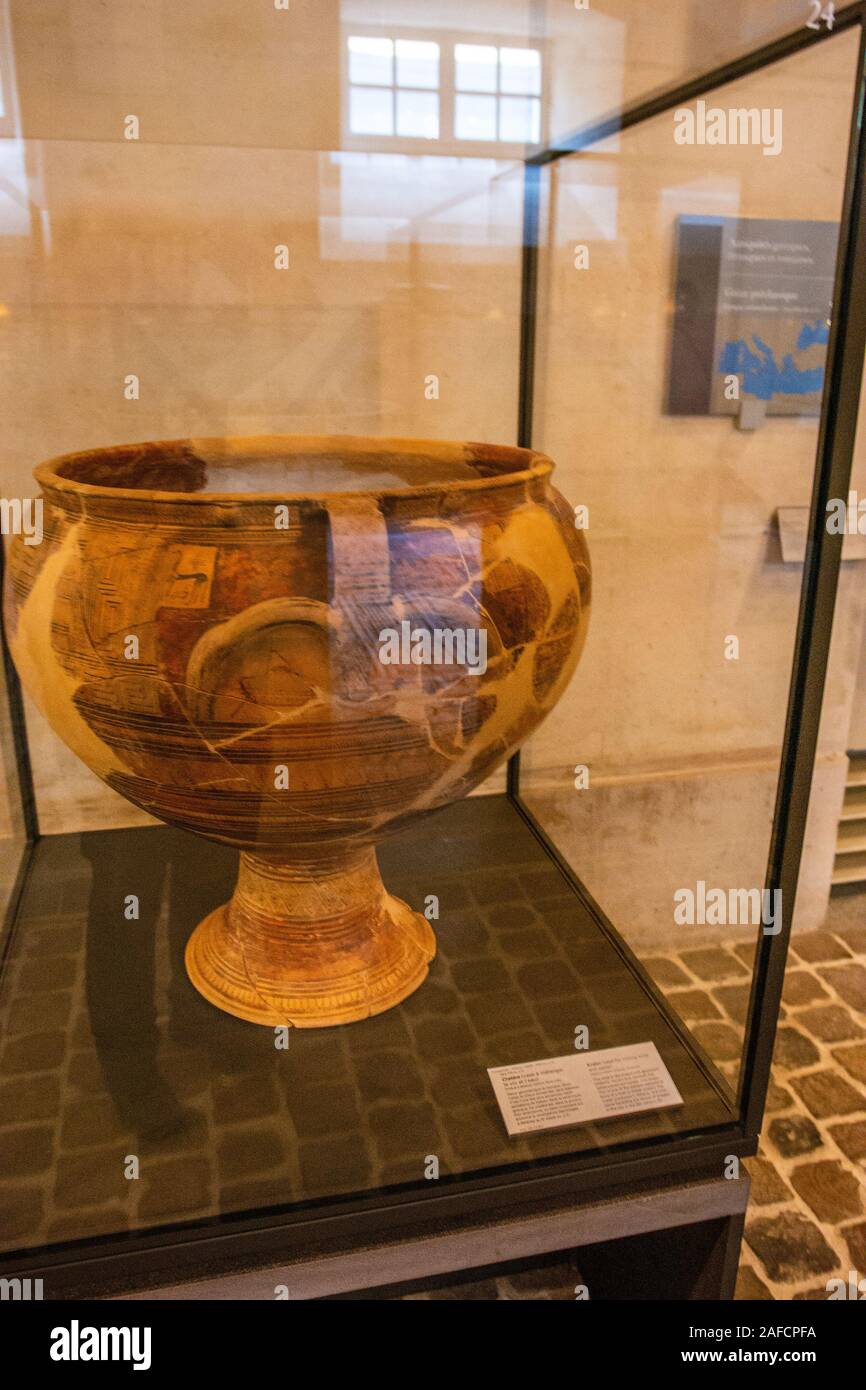 Panoramic view of the rooms and Interior of the Louvre Museum in Paris ...