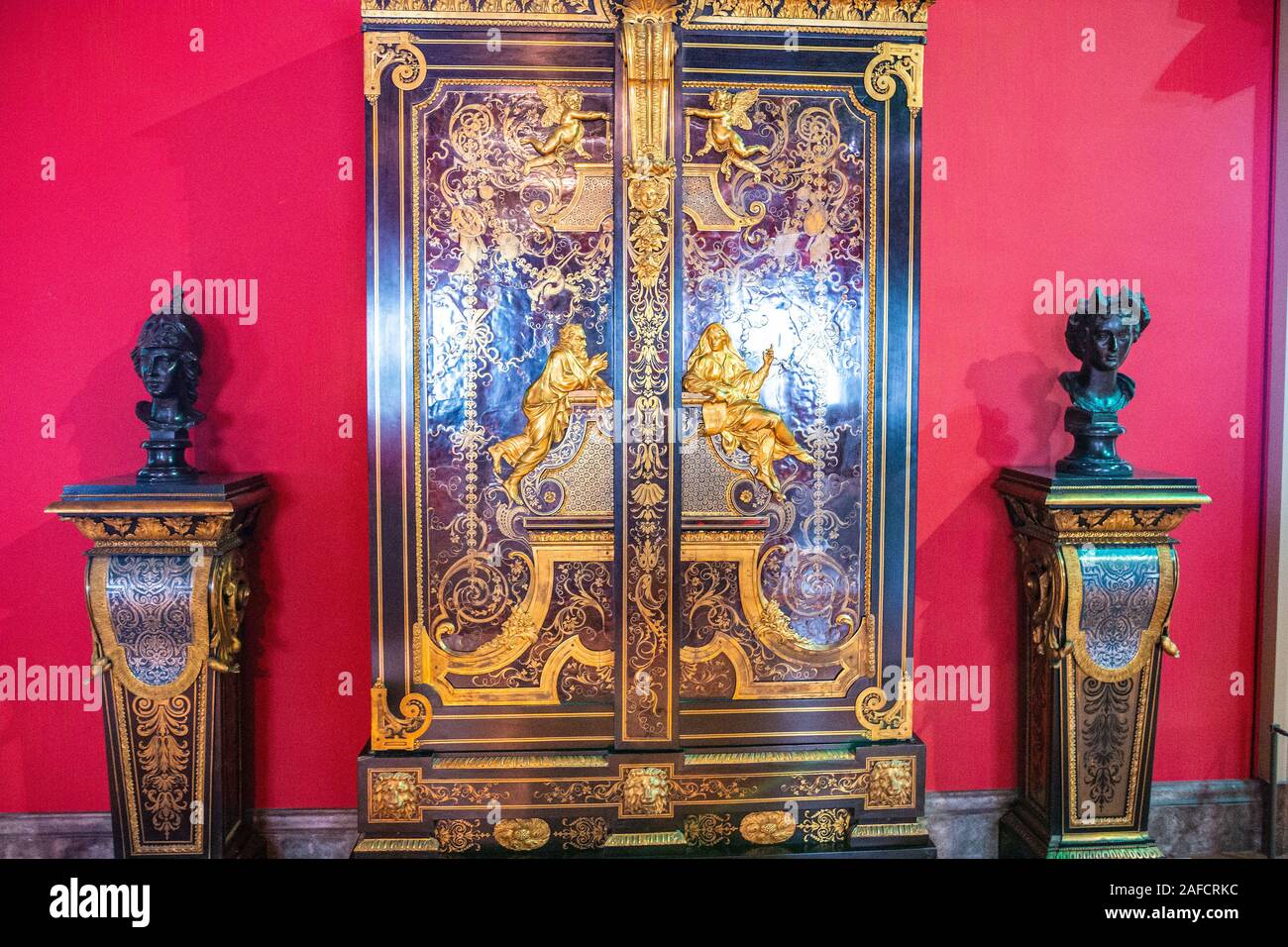 Panoramic view of the rooms and Interior of the Louvre Museum in Paris ...
