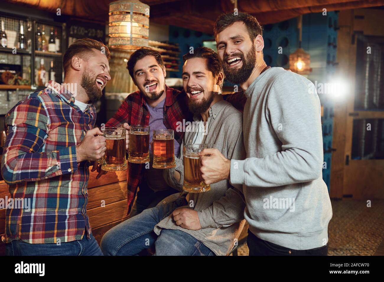 Group of friends sitting at bar hi-res stock photography and images - Alamy