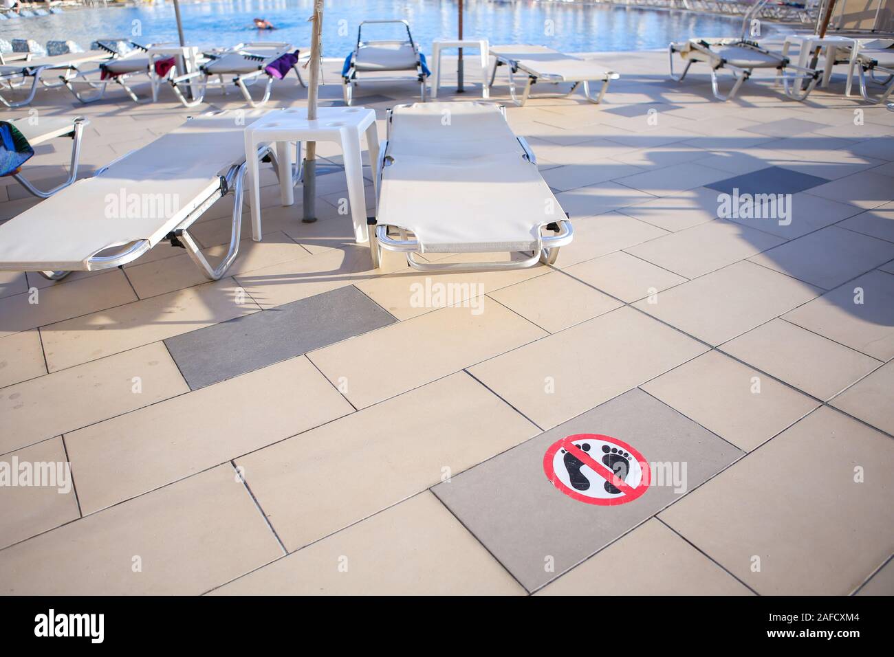 No walking or running barefoot sign on a hotel swimming pool Stock ...