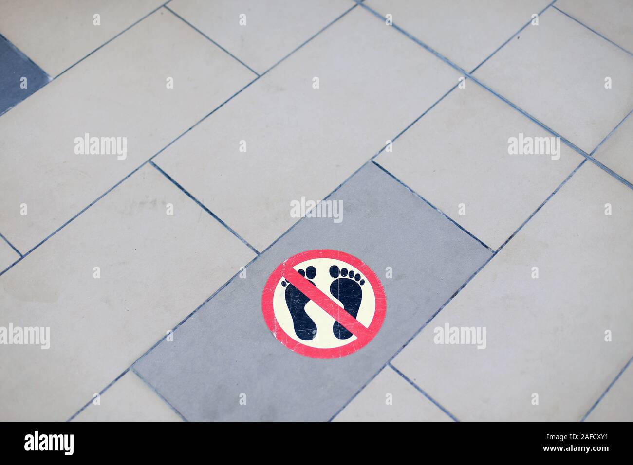No walking or running barefoot sign on a hotel swimming pool Stock ...