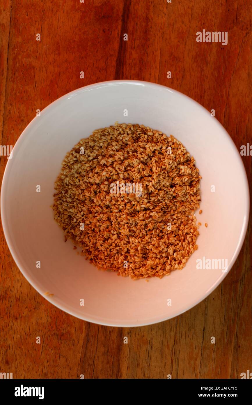 White bowl of roasted sesame seeds Stock Photo - Alamy
