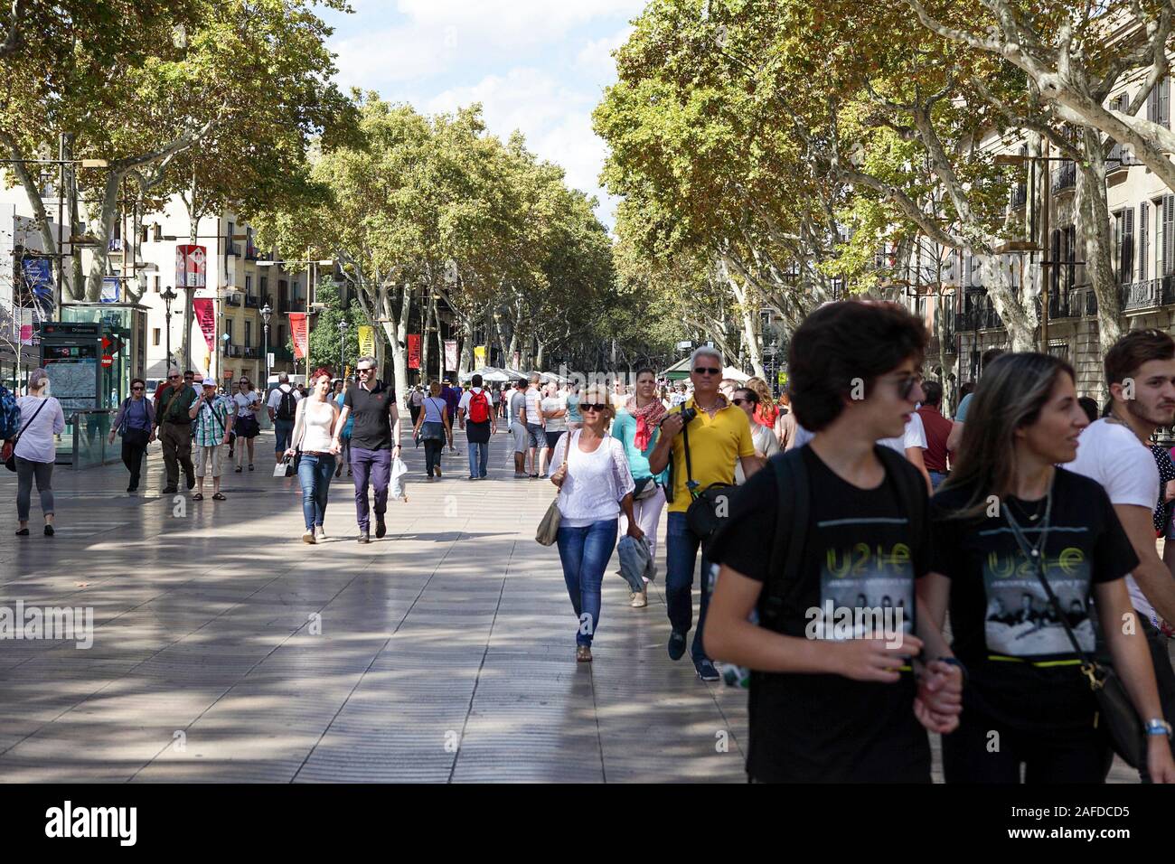 Las Ramblas in Barcelona, a famous pedestrian walkway over one ...