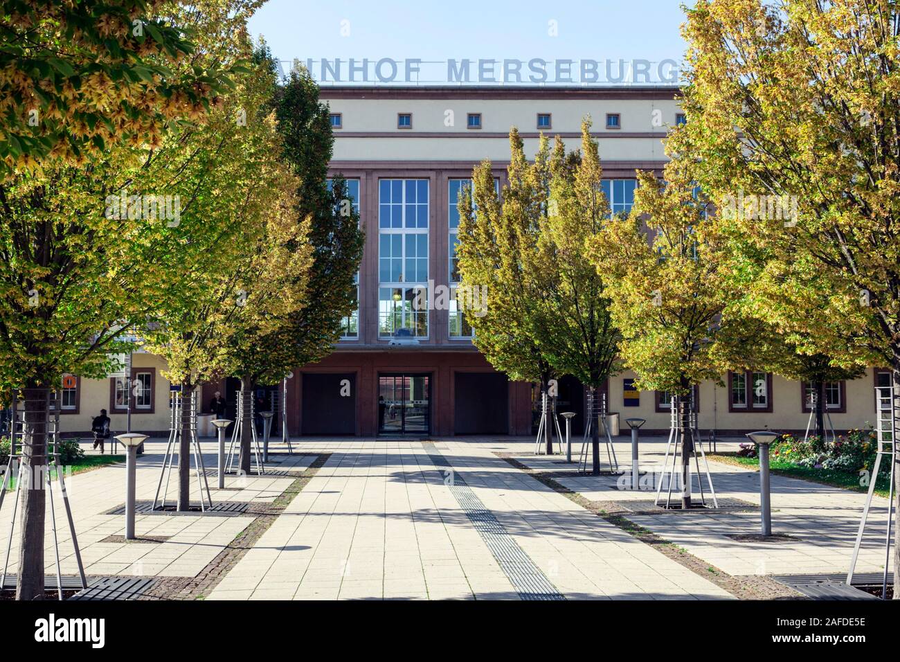 East station forecourt hi-res stock photography and images - Alamy