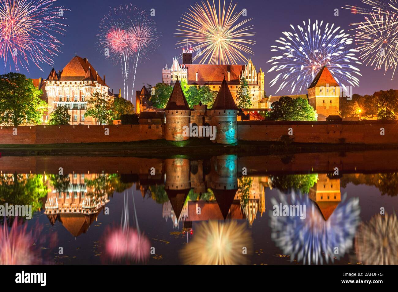 Firework over castle hi-res stock photography and images - Alamy