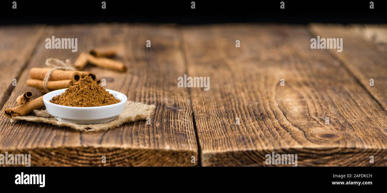 Fresh made Cinnamon Powder on a vintage background (close-up shot Stock ...