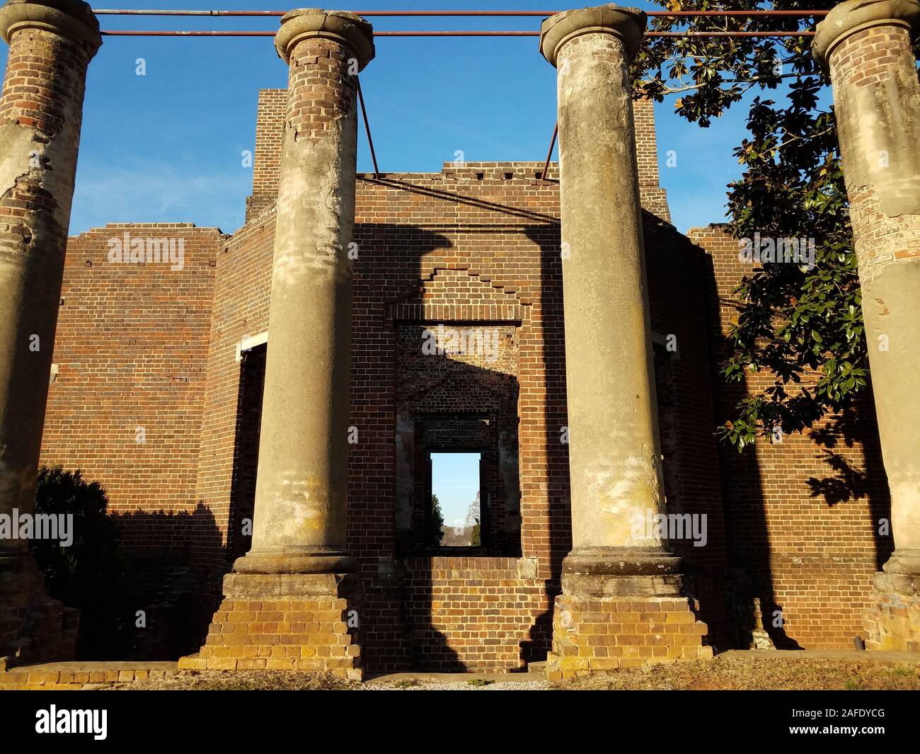 Old building in ruins hi-res stock photography and images - Alamy