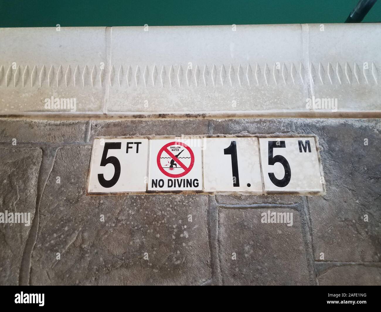 no diving warning sign or symbol at edge of swimming pool Stock Photo ...