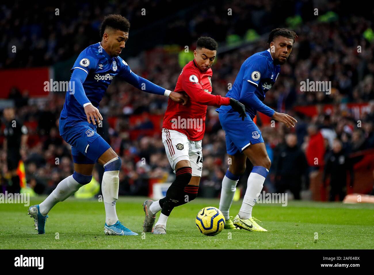 Manchester United's Jesse Lingard (centre) battles with Everton's Mason ...