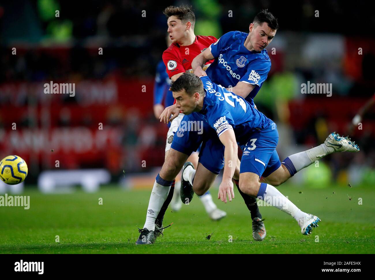 Manchester United's Daniel James (back) battles with Everton's Seamus ...