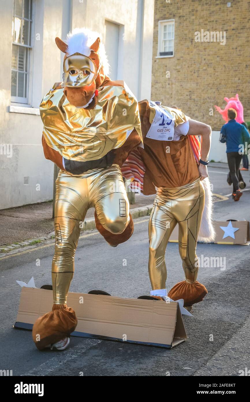 Greenwich, London 15th Dec 2019. In the final part of the race, panto ...