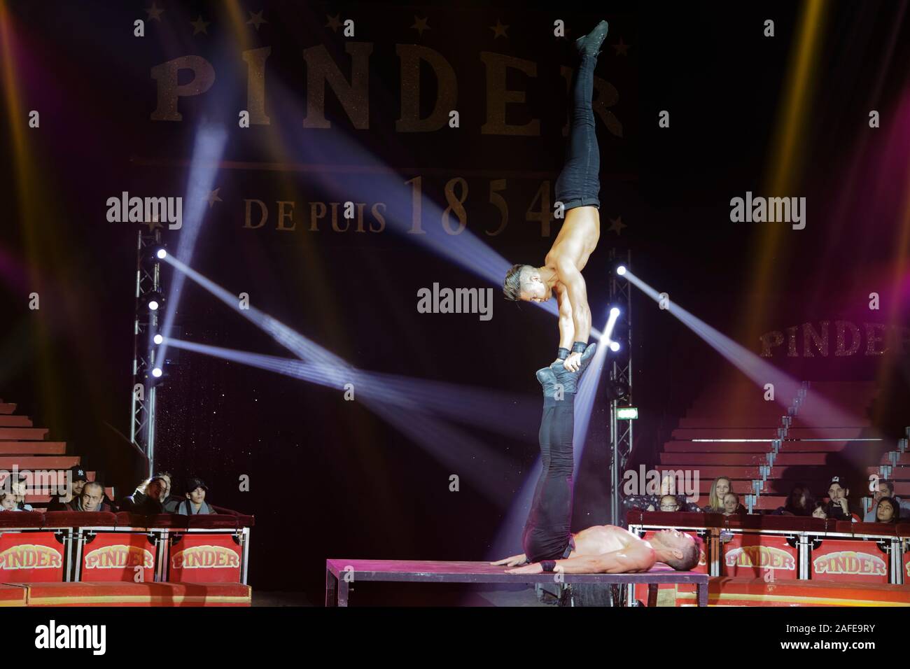 Trapeze pinder circus hi-res stock photography and images - Alamy