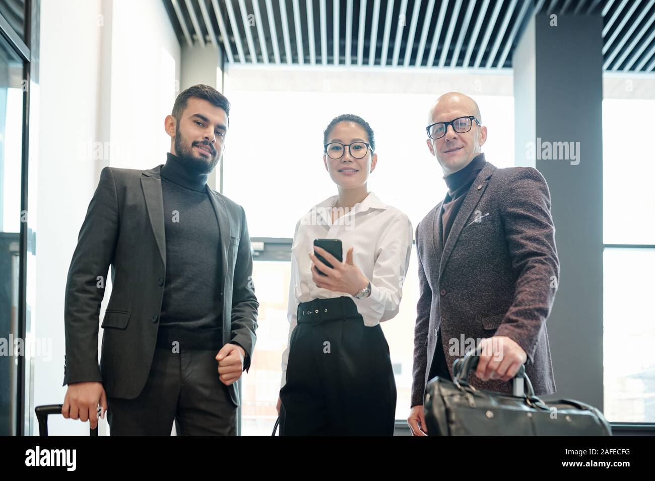 Group of people searching hi-res stock photography and images - Alamy