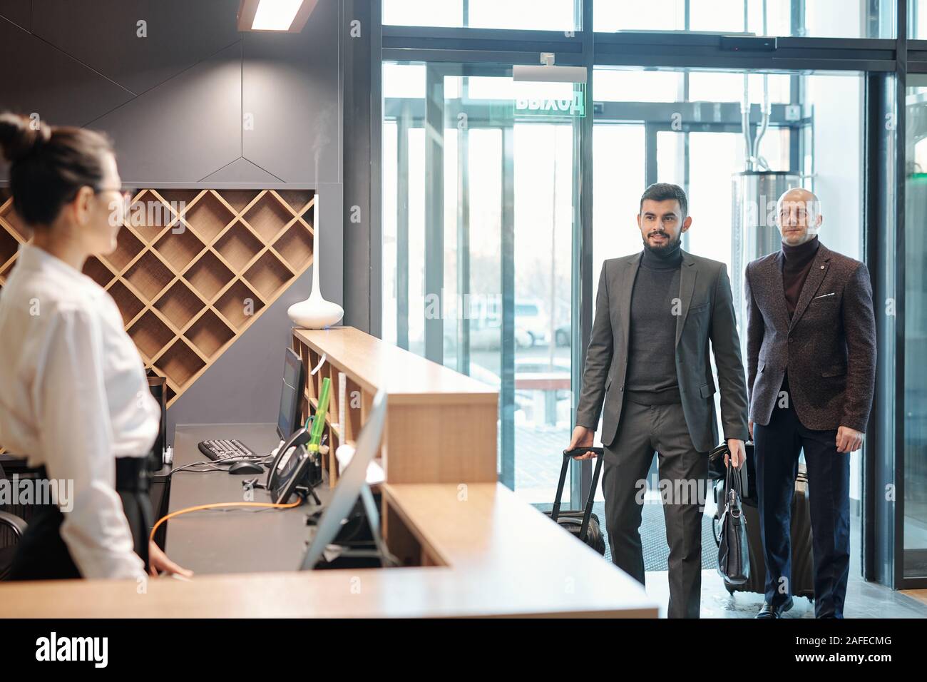 Business travelers hi-res stock photography and images - Alamy