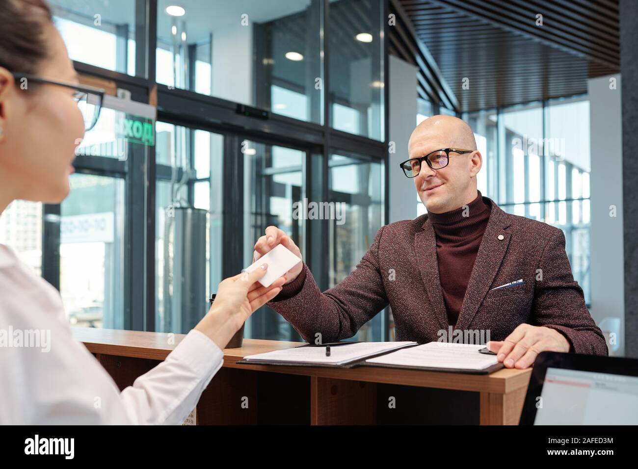 Manager explaining hotel hi-res stock photography and images - Alamy