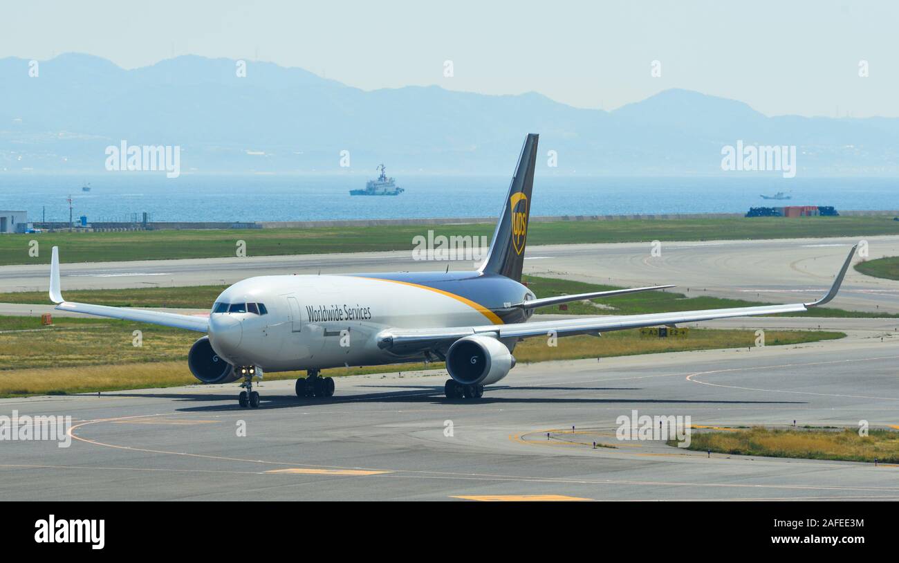 Boeing 767 300f hi-res stock photography and images - Alamy