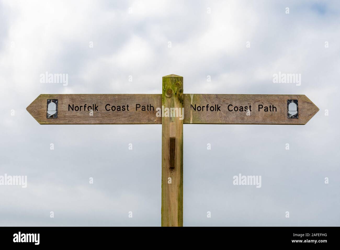 English coast path sign hi-res stock photography and images - Alamy