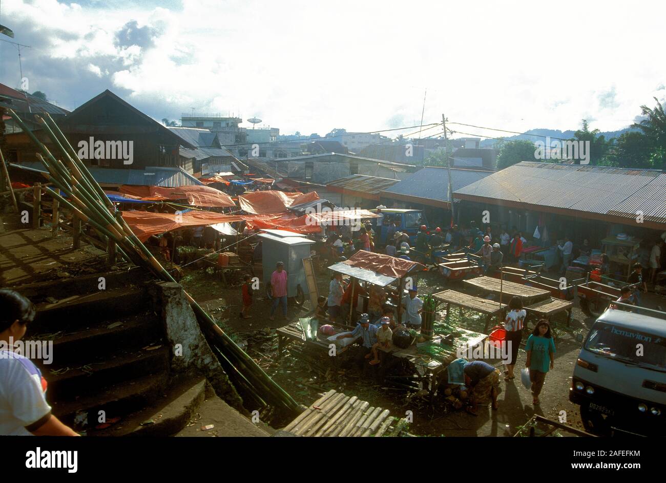 Tomohon tomahon market trade vedgetables hi-res stock photography and ...