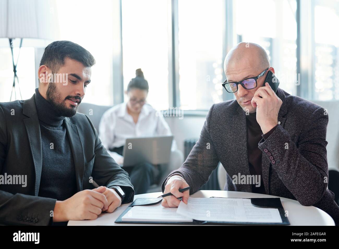 Person in office talking with client hi-res stock photography and ...