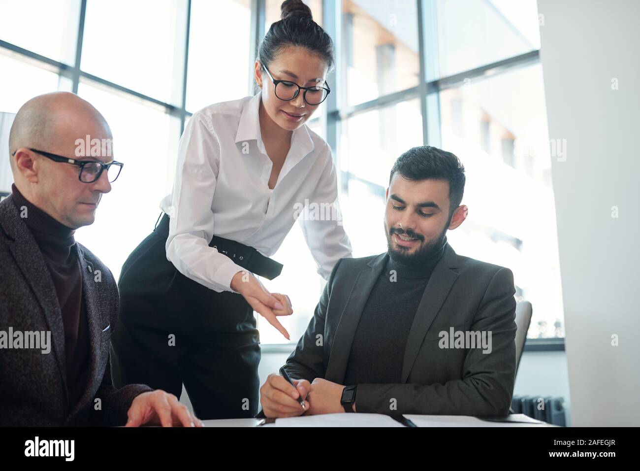 Agent explaining people hi-res stock photography and images - Alamy