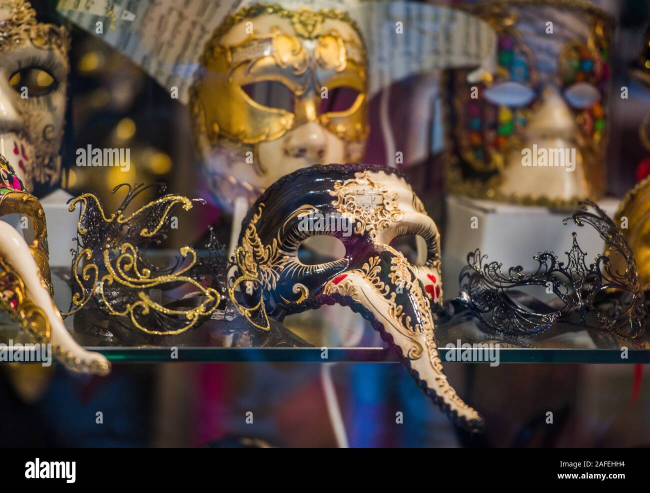 Venetian masks and accesories in a store in Venice Stock Photo - Alamy