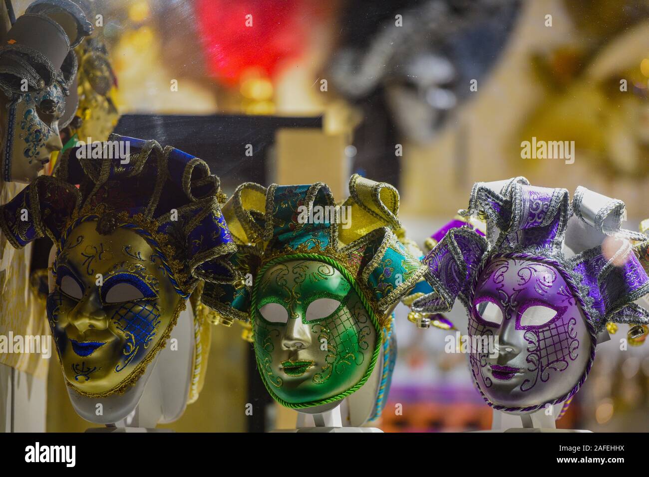 Venetian masks and accesories in a store in Venice Stock Photo - Alamy
