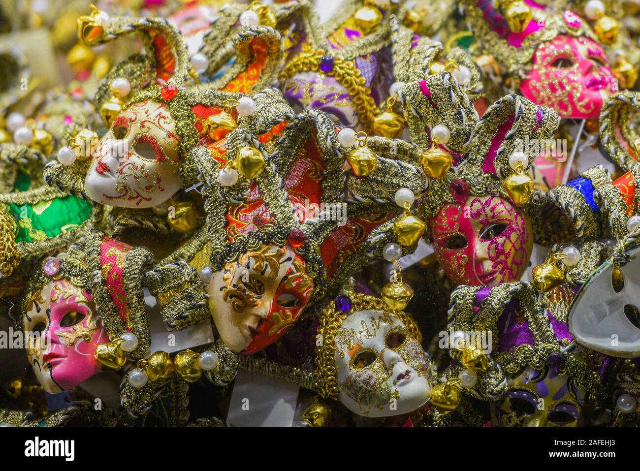 Venetian masks and accesories in a store in Venice Stock Photo - Alamy