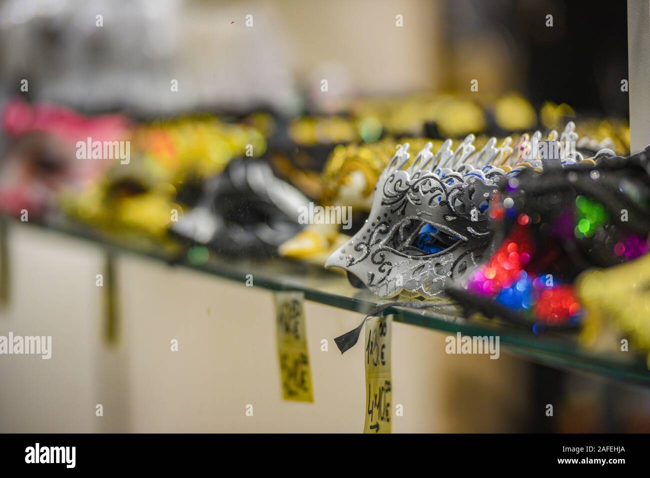 Venetian masks and accesories in a store in Venice Stock Photo - Alamy