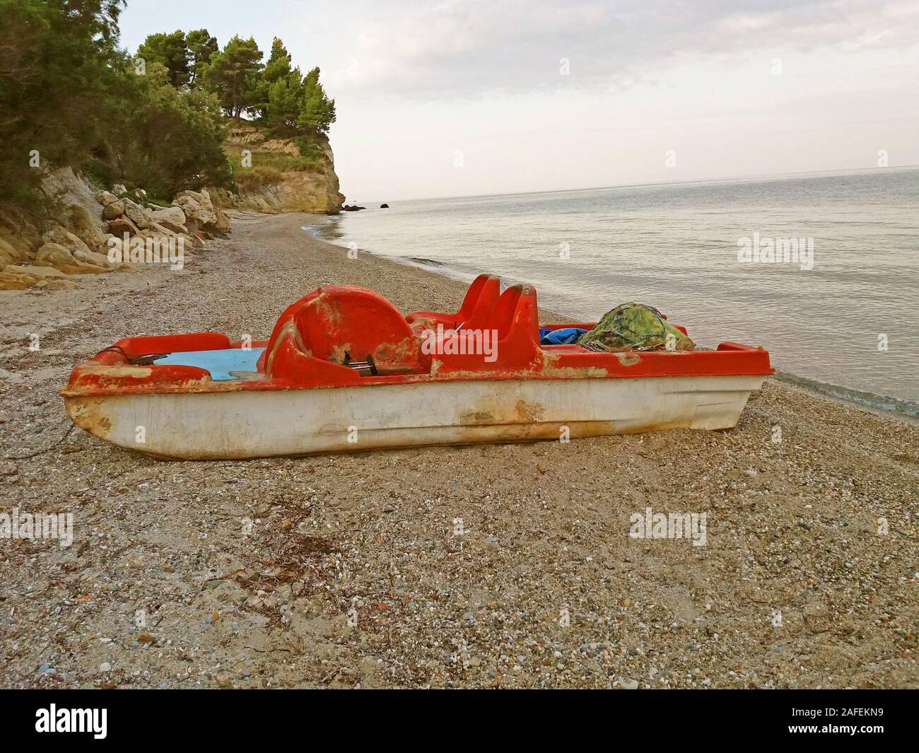 Old rusty boat hi-res stock photography and images - Alamy