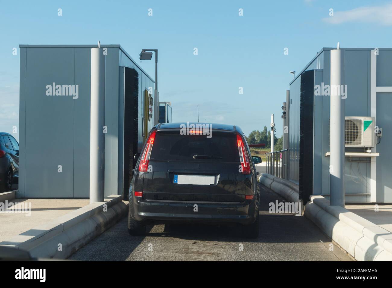 Car waiting line hi-res stock photography and images - Alamy