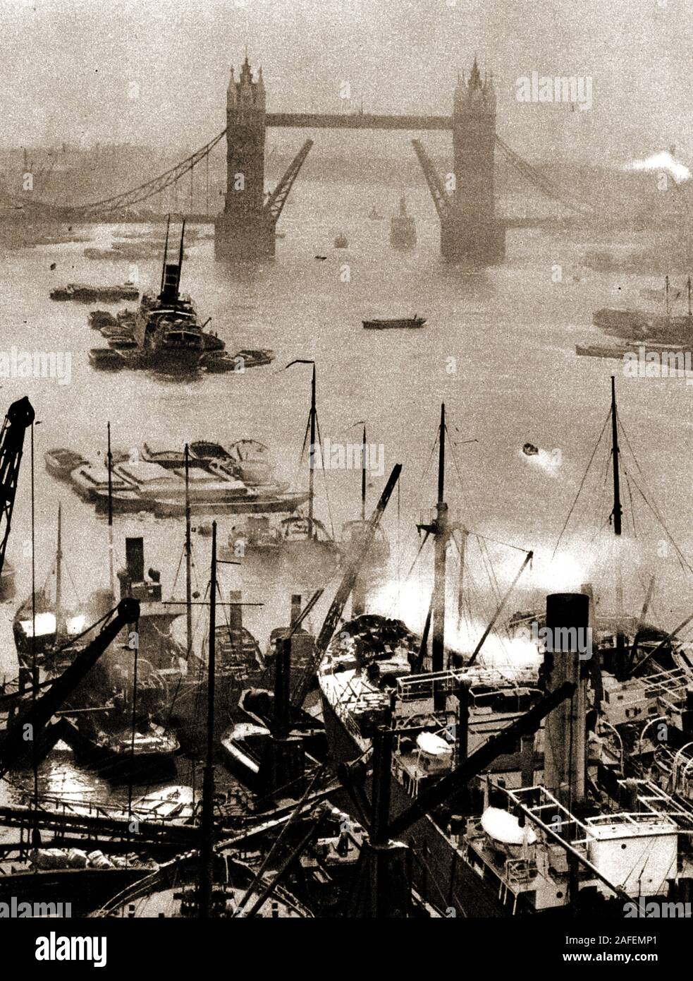 1920s london tower bridge hi-res stock photography and images - Alamy