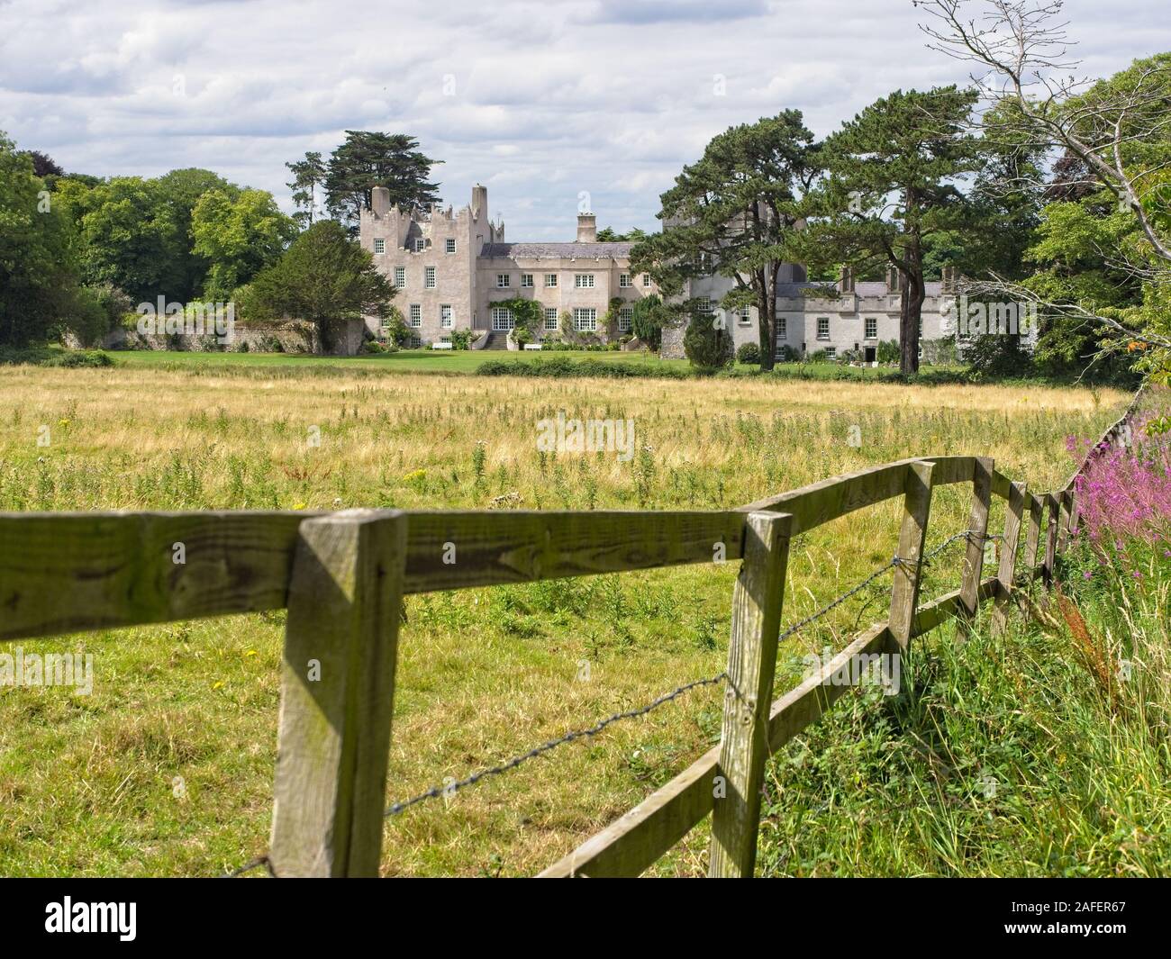 Howth castle hi-res stock photography and images - Alamy