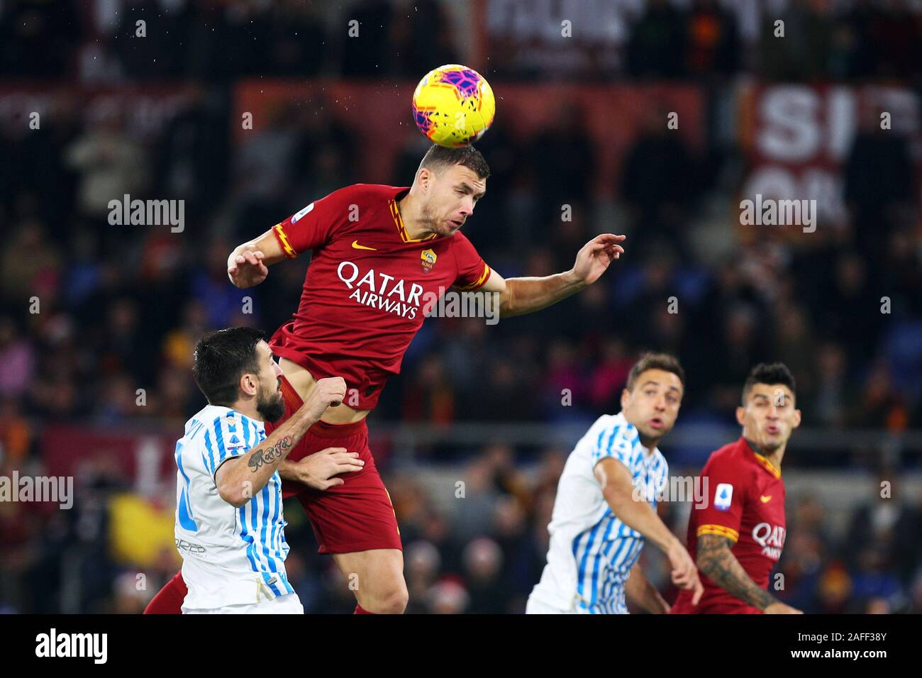 Professional football player header ball hi-res stock photography and ...