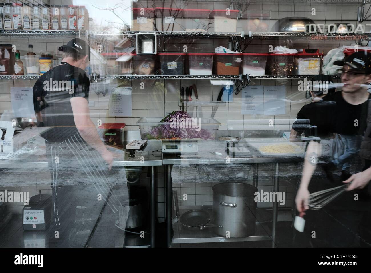 Restaurant kitchen through window hi-res stock photography and images ...