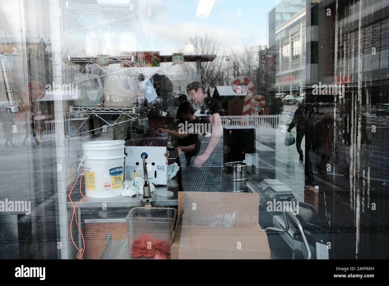 Restaurant kitchen through window hi-res stock photography and images ...